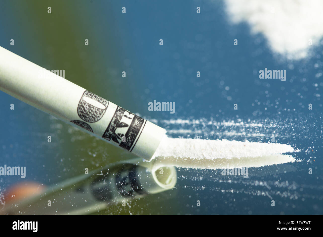 Snorting a line of drugs Stock Photo - Alamy