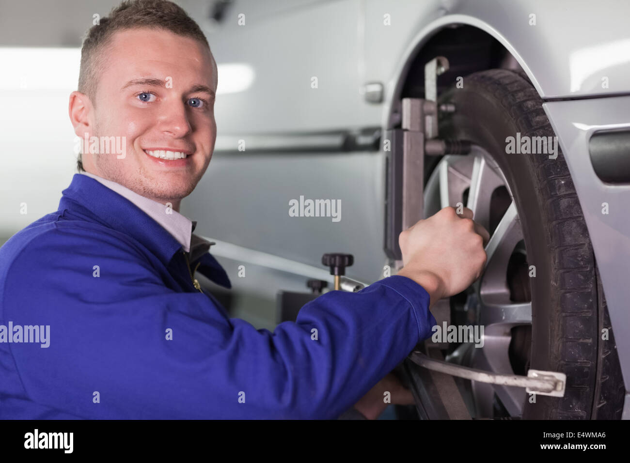 Mechanic changing a car wheel Stock Photo - Alamy
