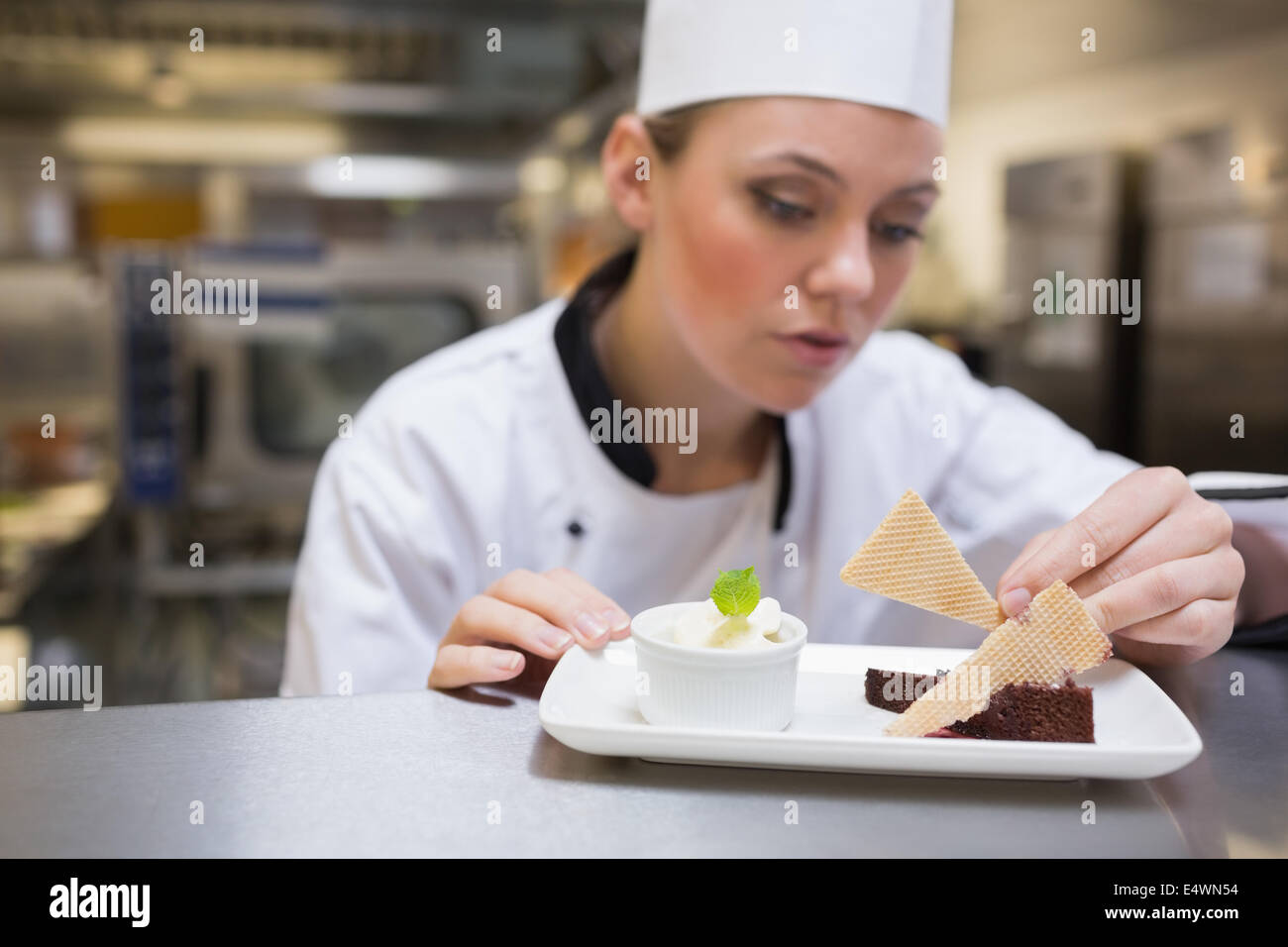 Chef garnishing a slice of cake Stock Photo - Alamy