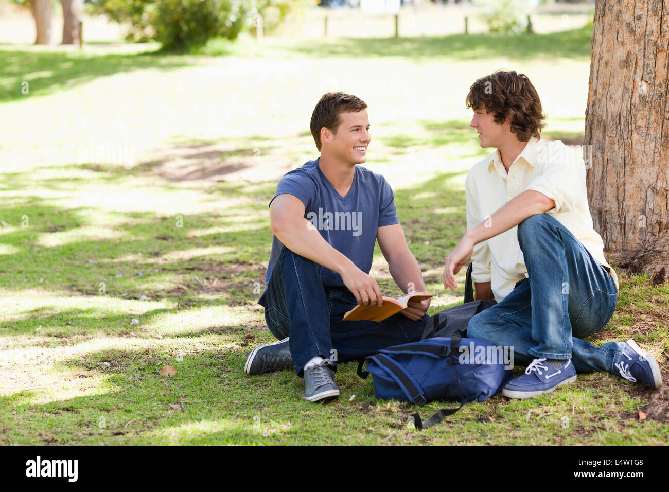 Two friends talking serious hi-res stock photography and images - Alamy