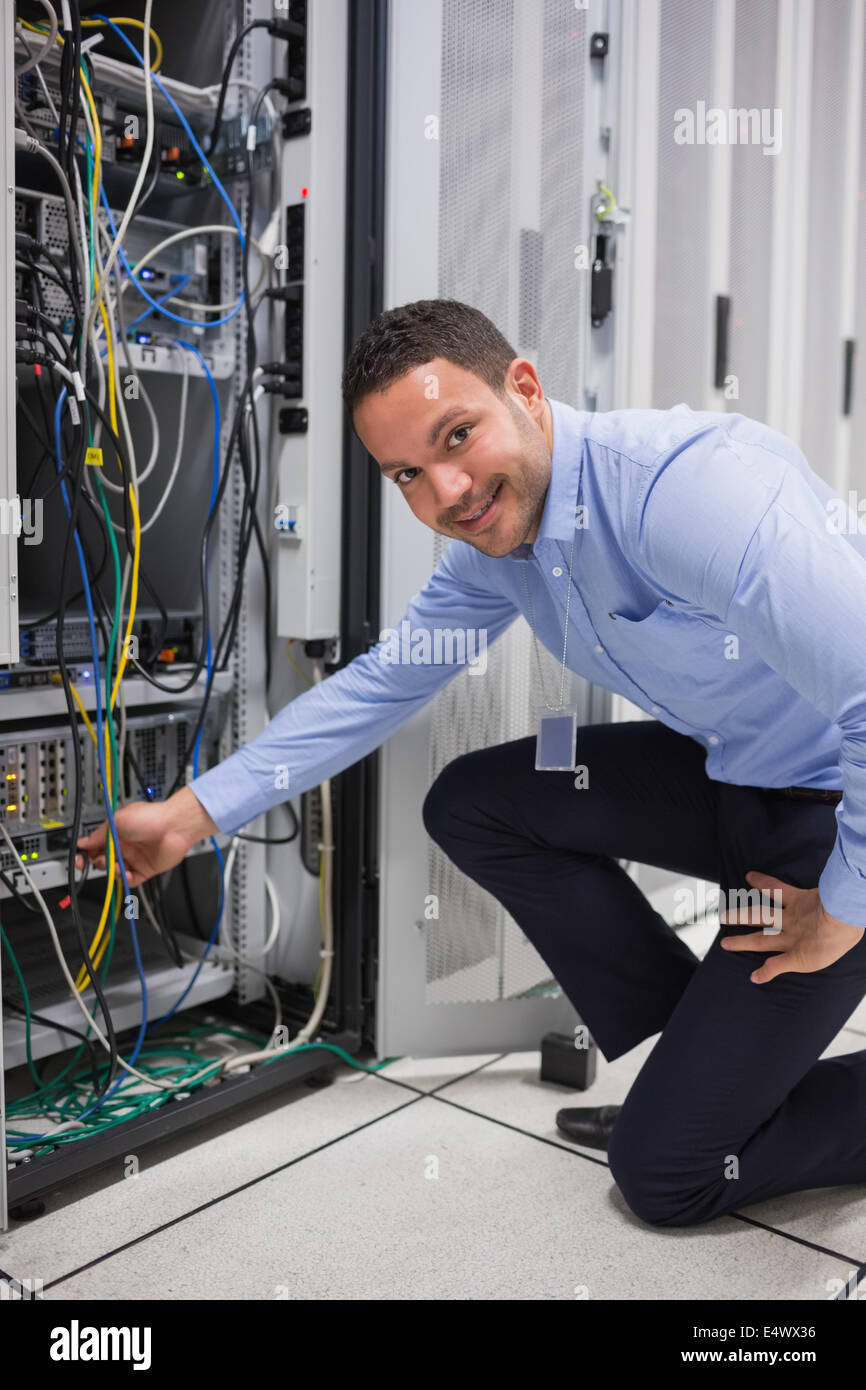 Data center tech kneeling server hi-res stock photography and images ...