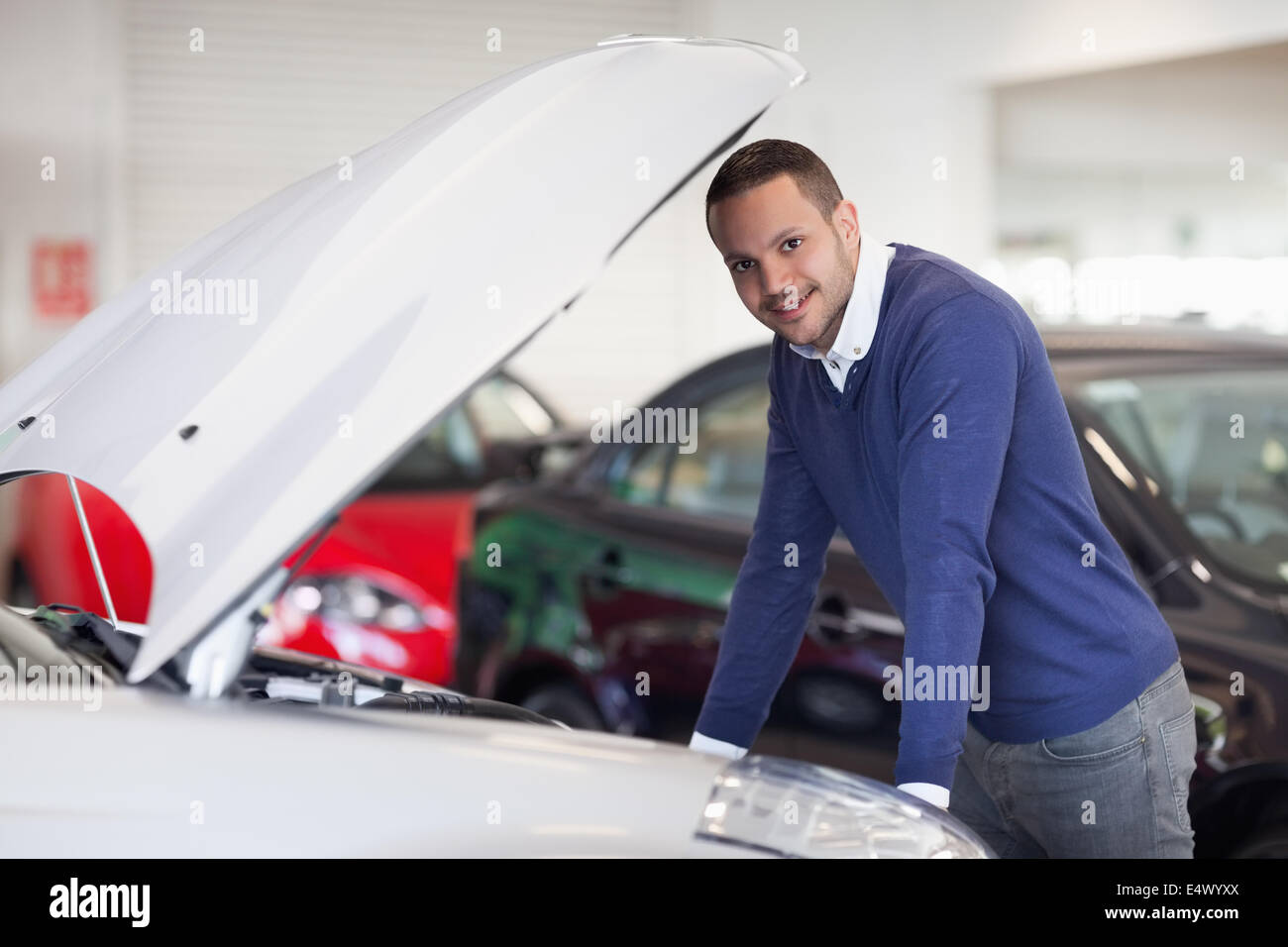 Man leaning over a car hi-res stock photography and images - Alamy