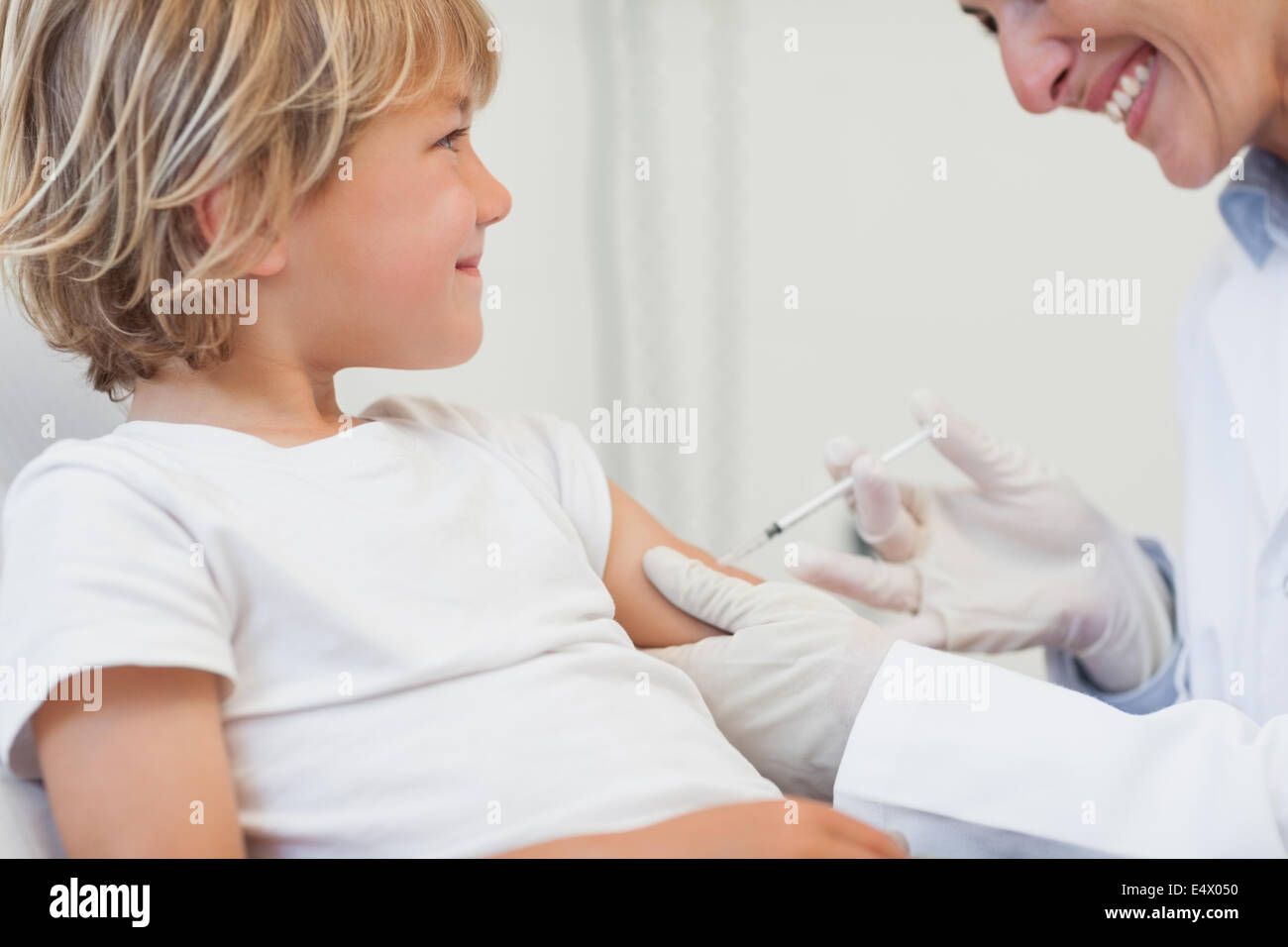 Doctor giving child injection hi-res stock photography and images - Alamy
