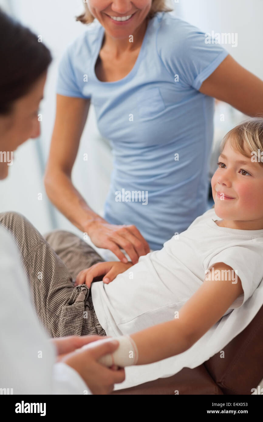 Doctor doing a bandage to a child Stock Photo - Alamy
