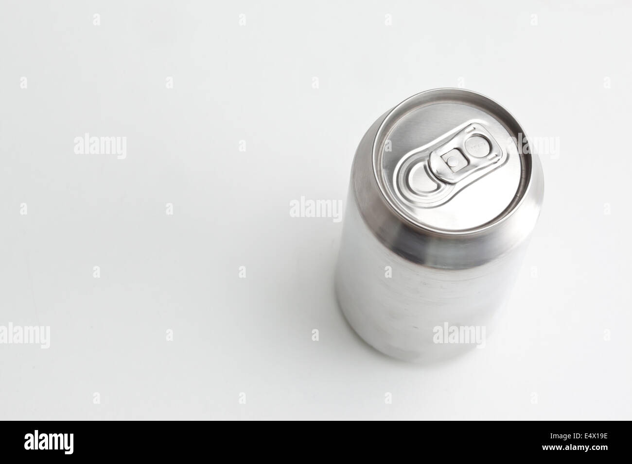 High angle view of a closed aluminium can Stock Photo - Alamy