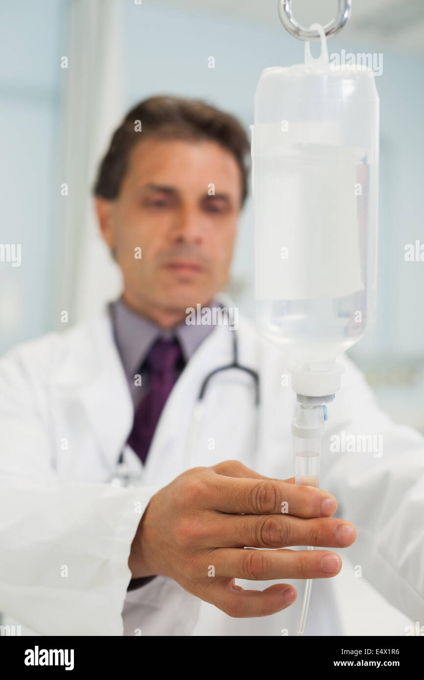 Concentrated doctor connecting the phial Stock Photo - Alamy