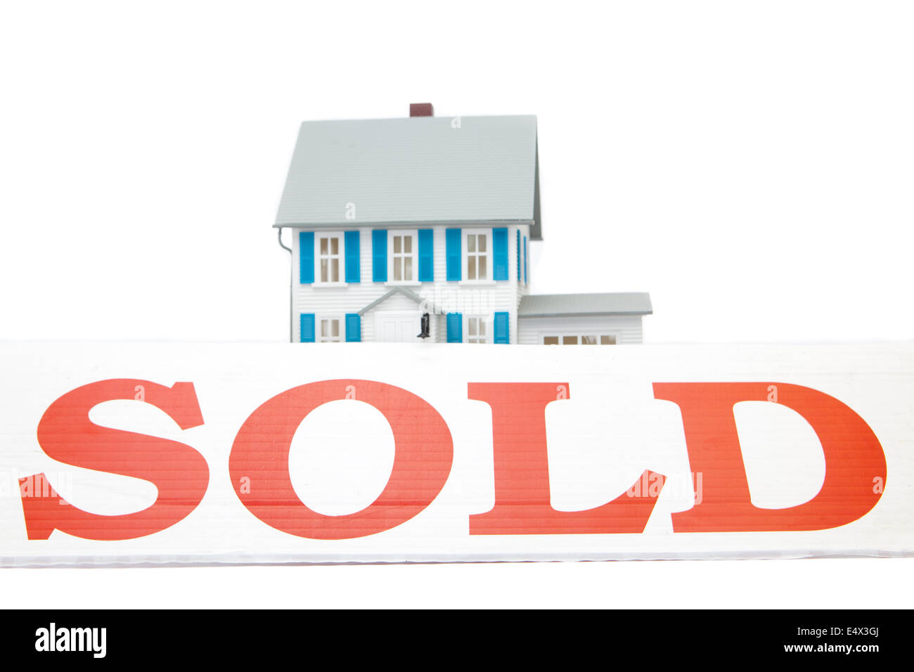 Sold sign in front of house Stock Photo - Alamy