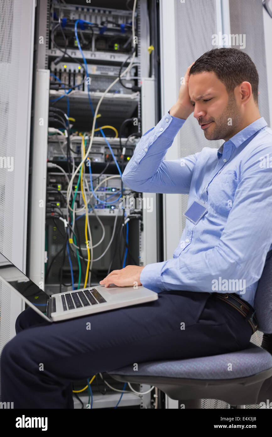 Data center worker typing hi-res stock photography and images - Alamy