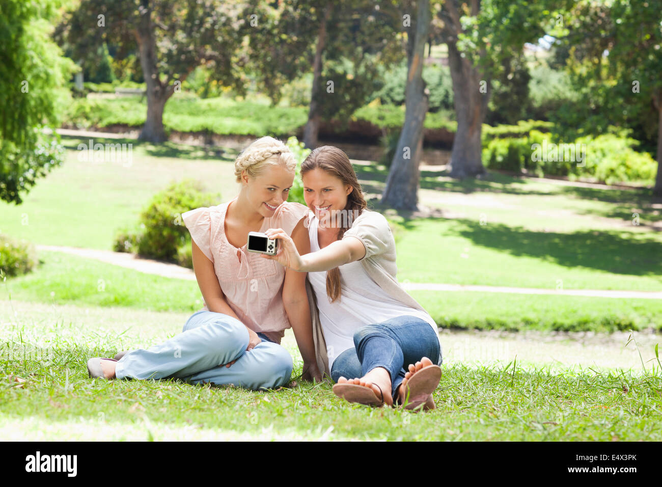 Friends taking pictures of themselves Stock Photo - Alamy