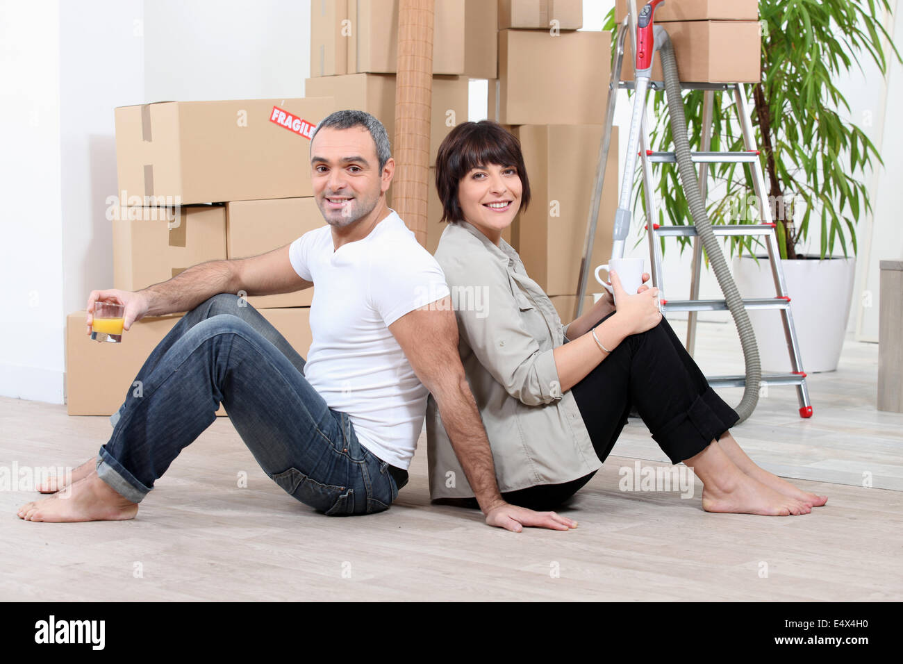 Couple moving house Stock Photo - Alamy