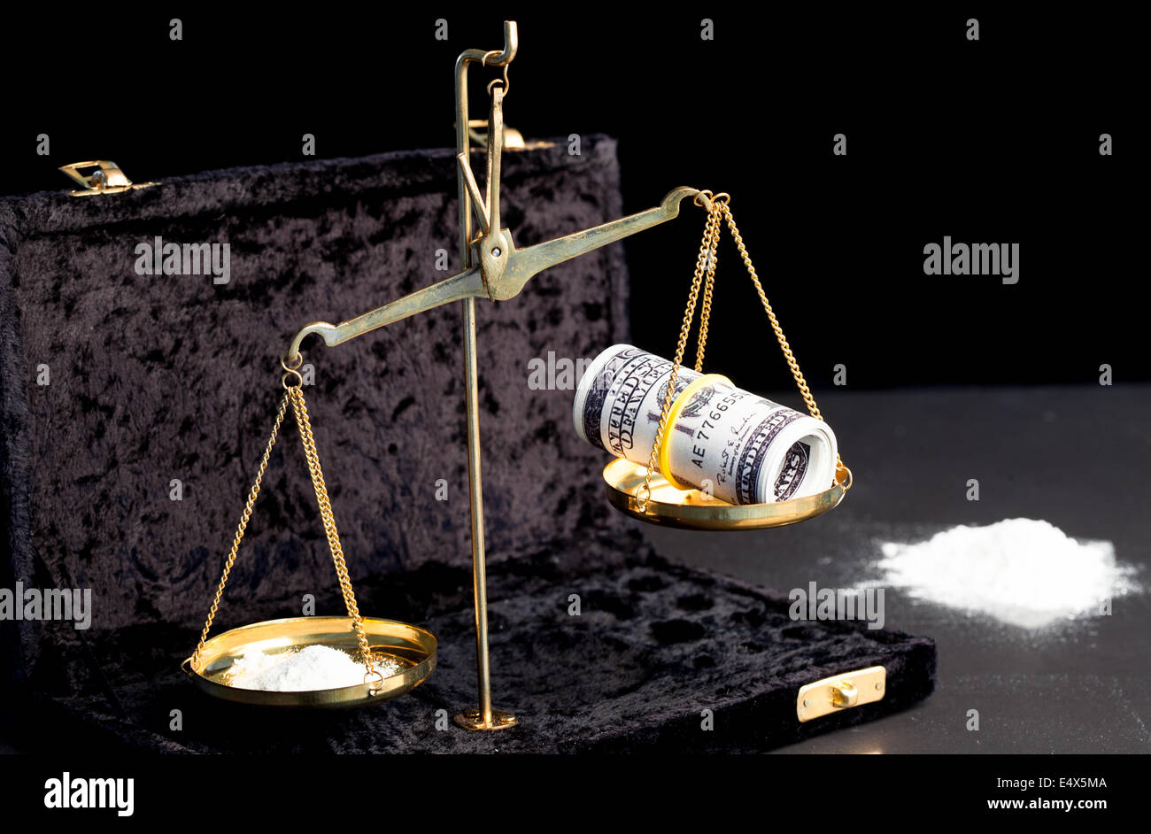 Weighing drugs hi-res stock photography and images - Alamy