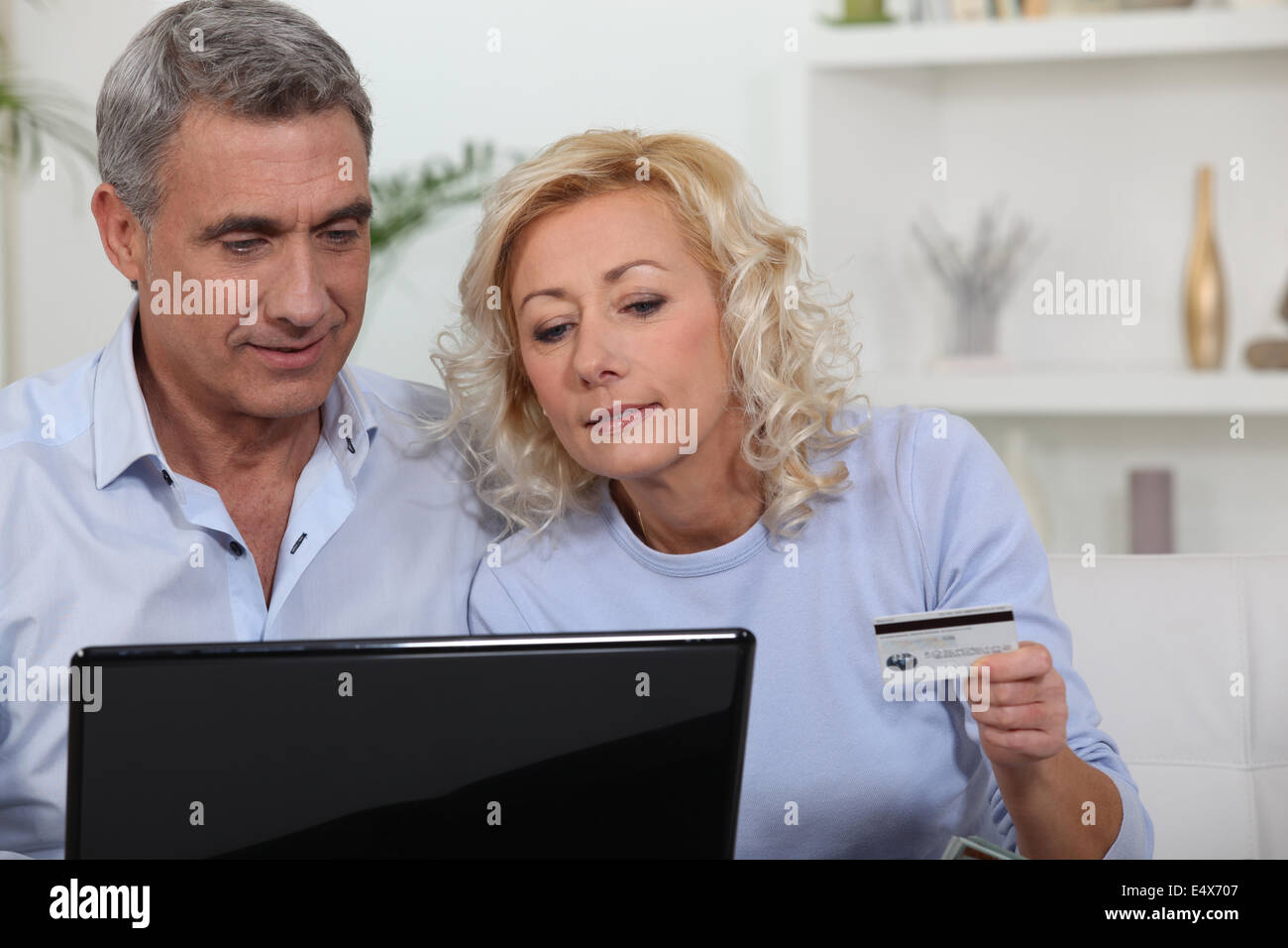 Couple credit card online hi-res stock photography and images - Alamy