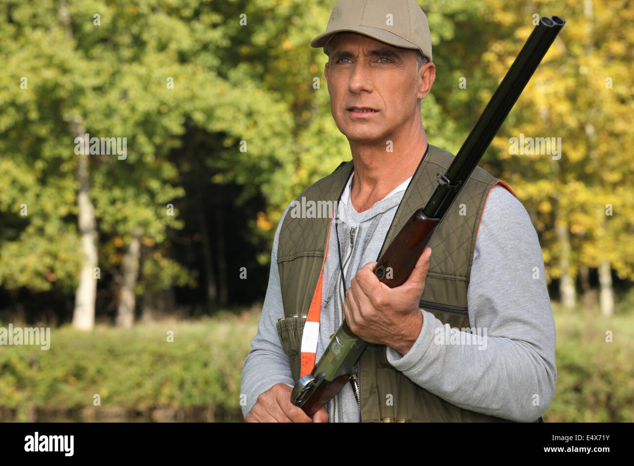 Hunter with rifle Stock Photo - Alamy