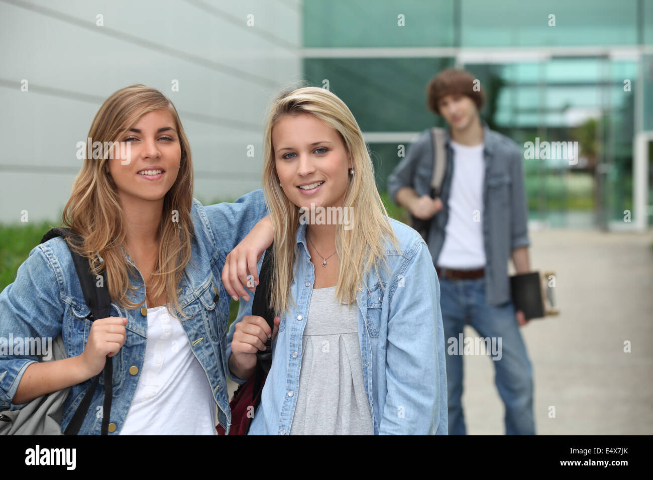 College students on campus Stock Photo - Alamy