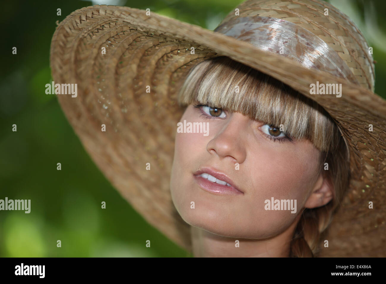 Teenager wearing straw hat Stock Photo - Alamy