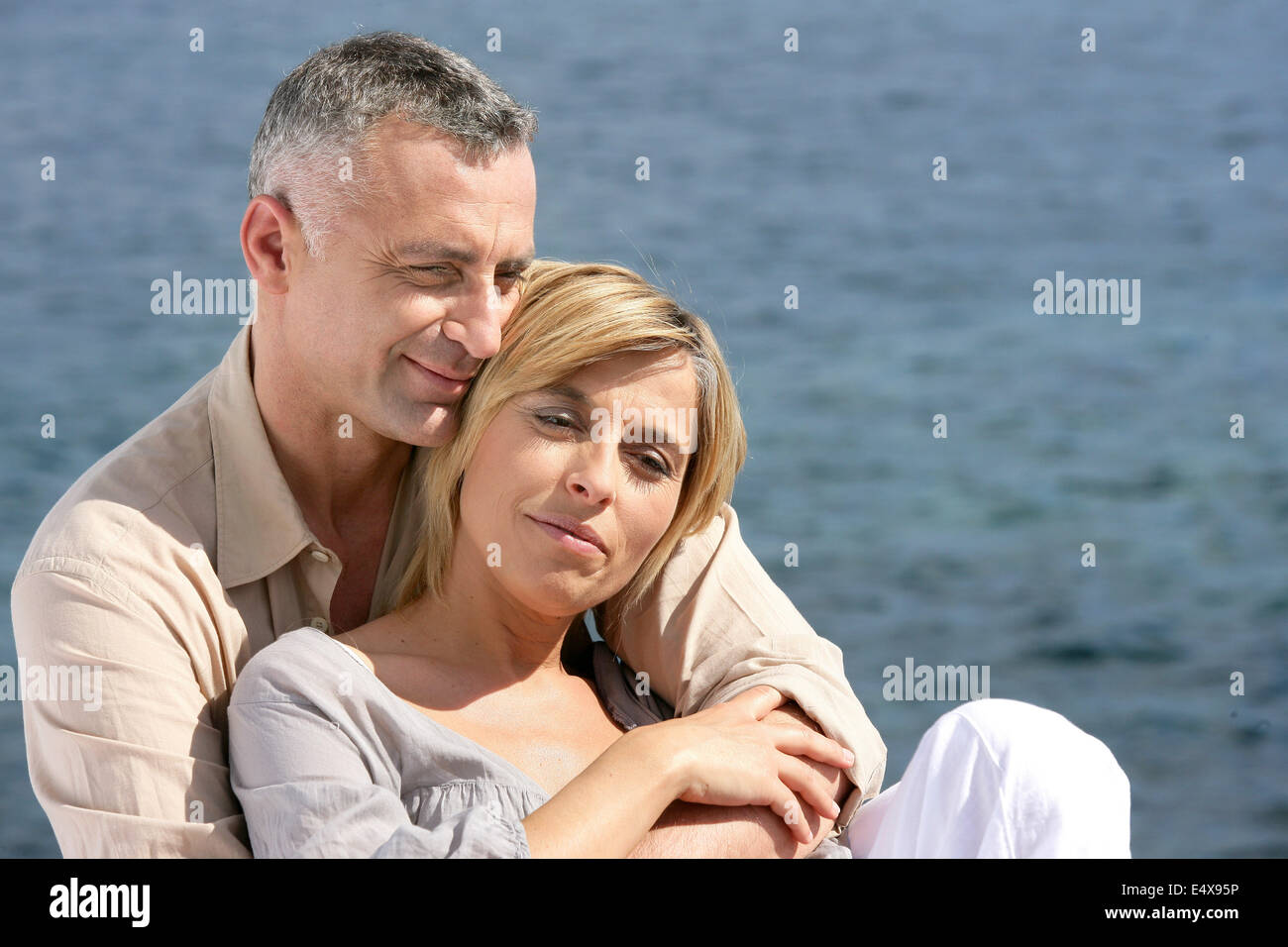 Couple hug sea hi-res stock photography and images - Alamy