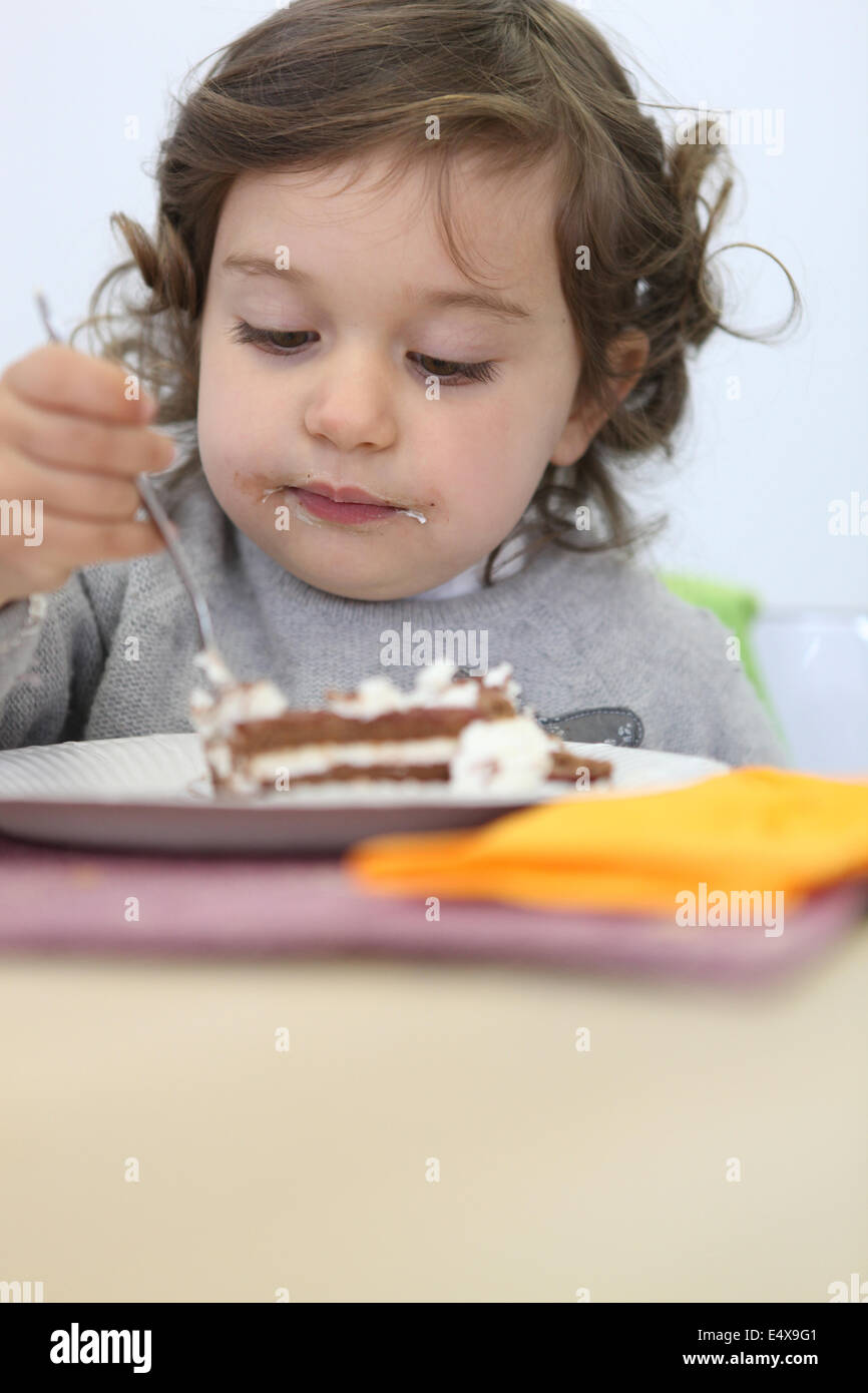 little girl eating cake Stock Photo - Alamy