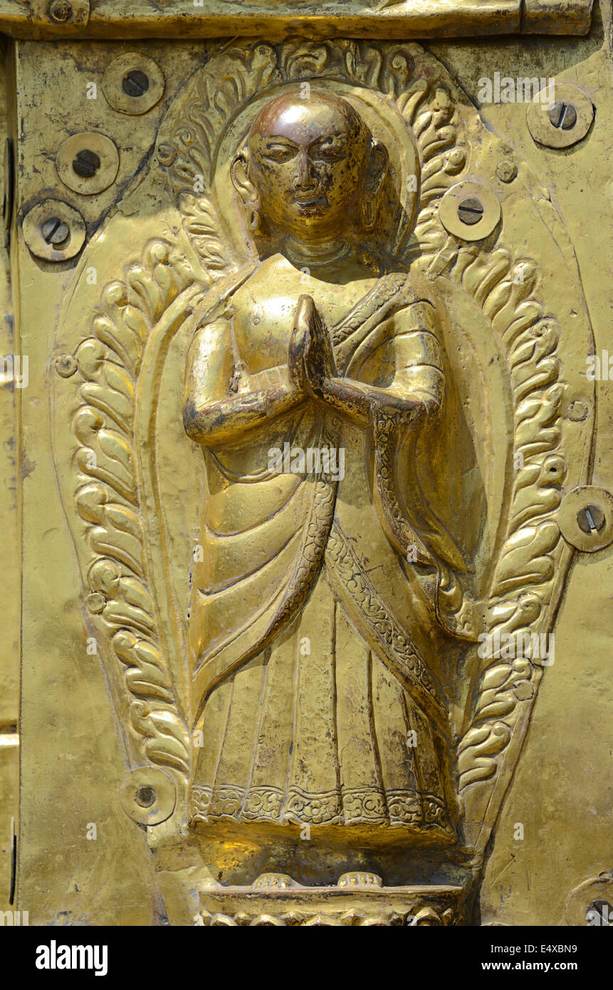 India golden statue hi-res stock photography and images - Alamy