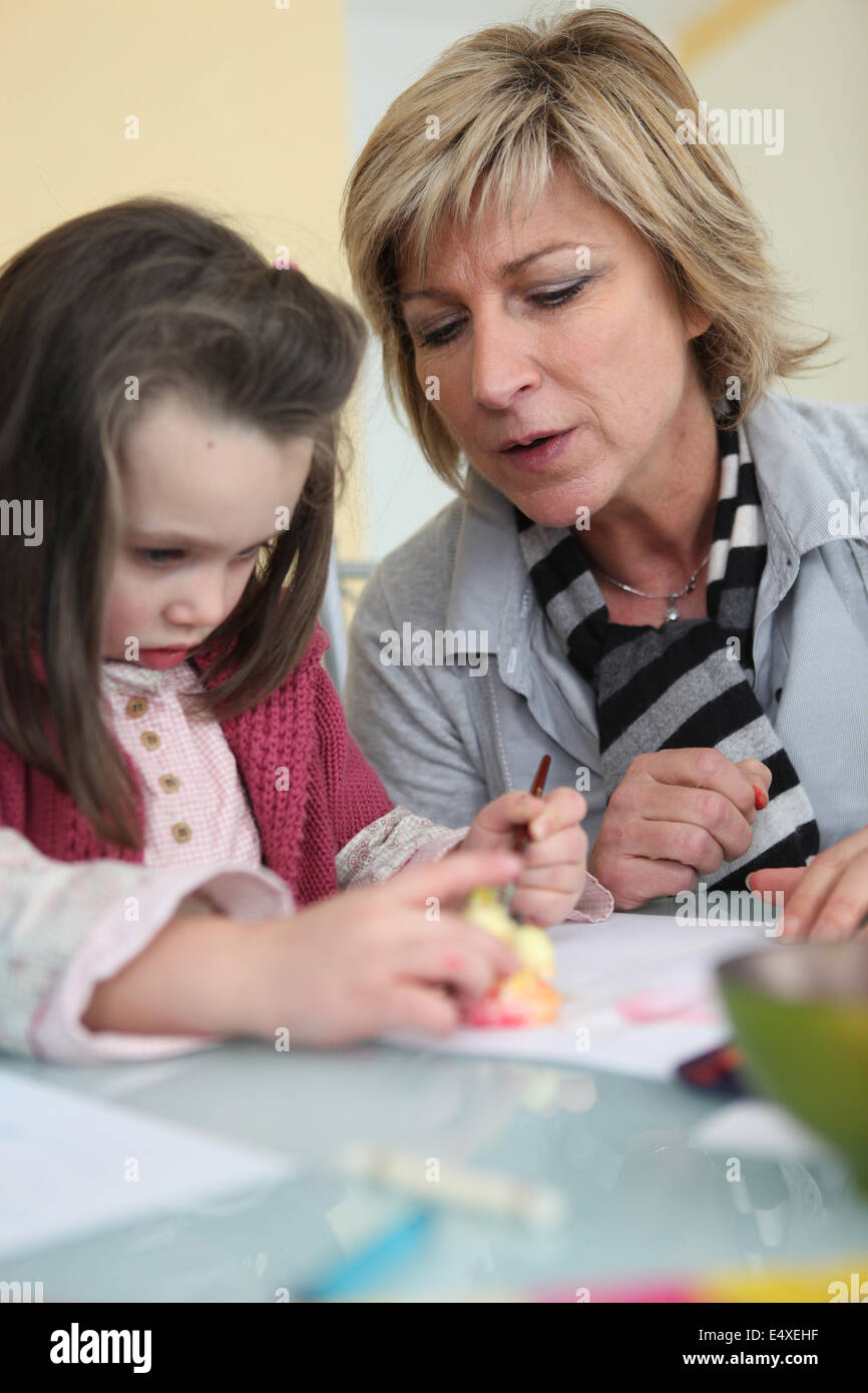 Mother and daughter drawing Stock Photo - Alamy