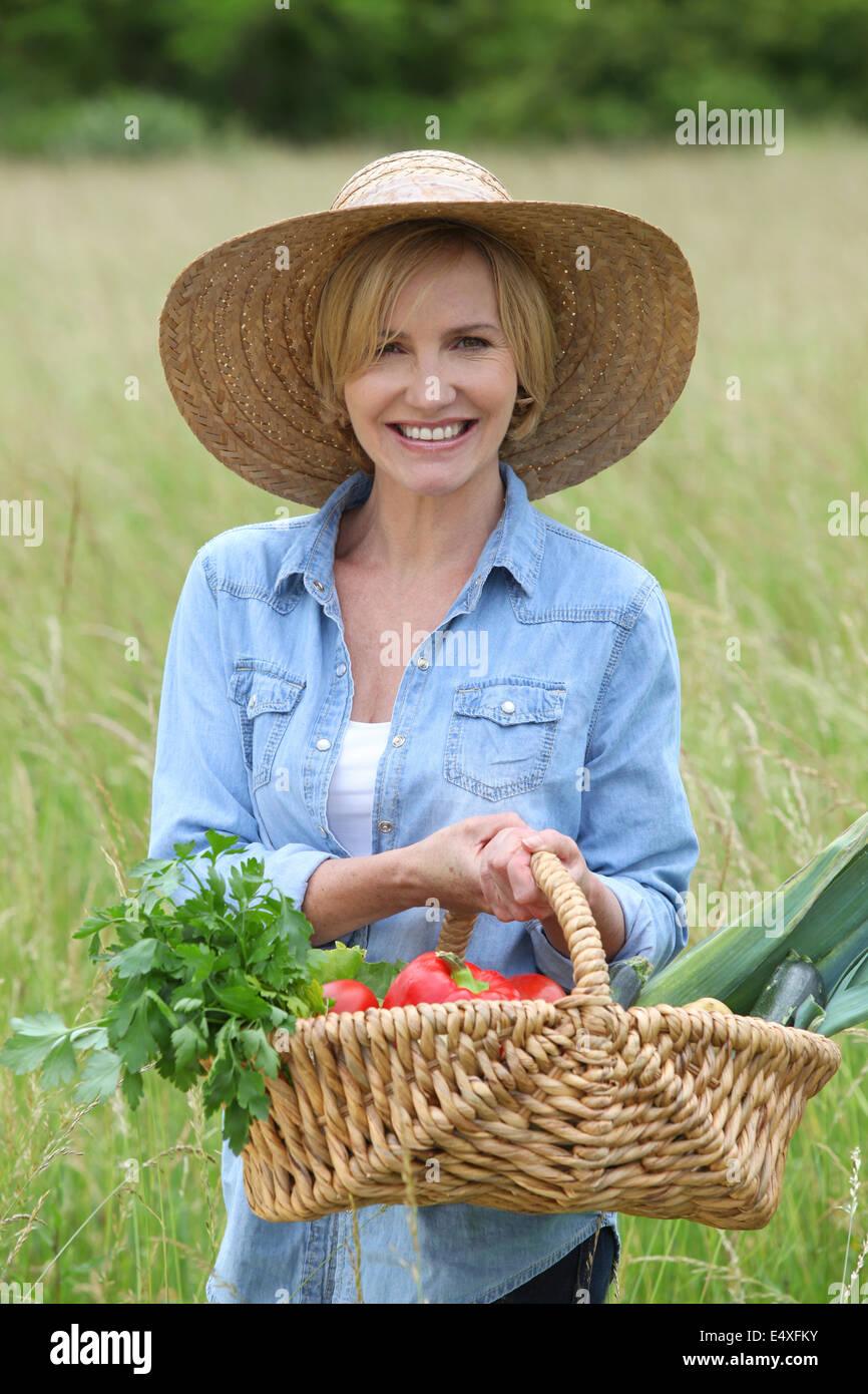 Woman straw hat basket hi-res stock photography and images - Alamy