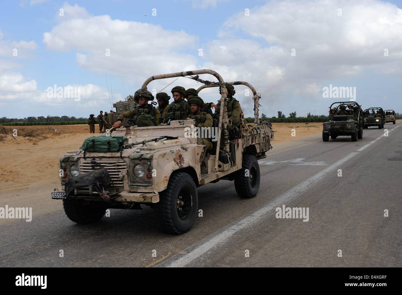 Sufa, Israel. 17th July, 2014. Israeli soldiers and armoured vehicles ...