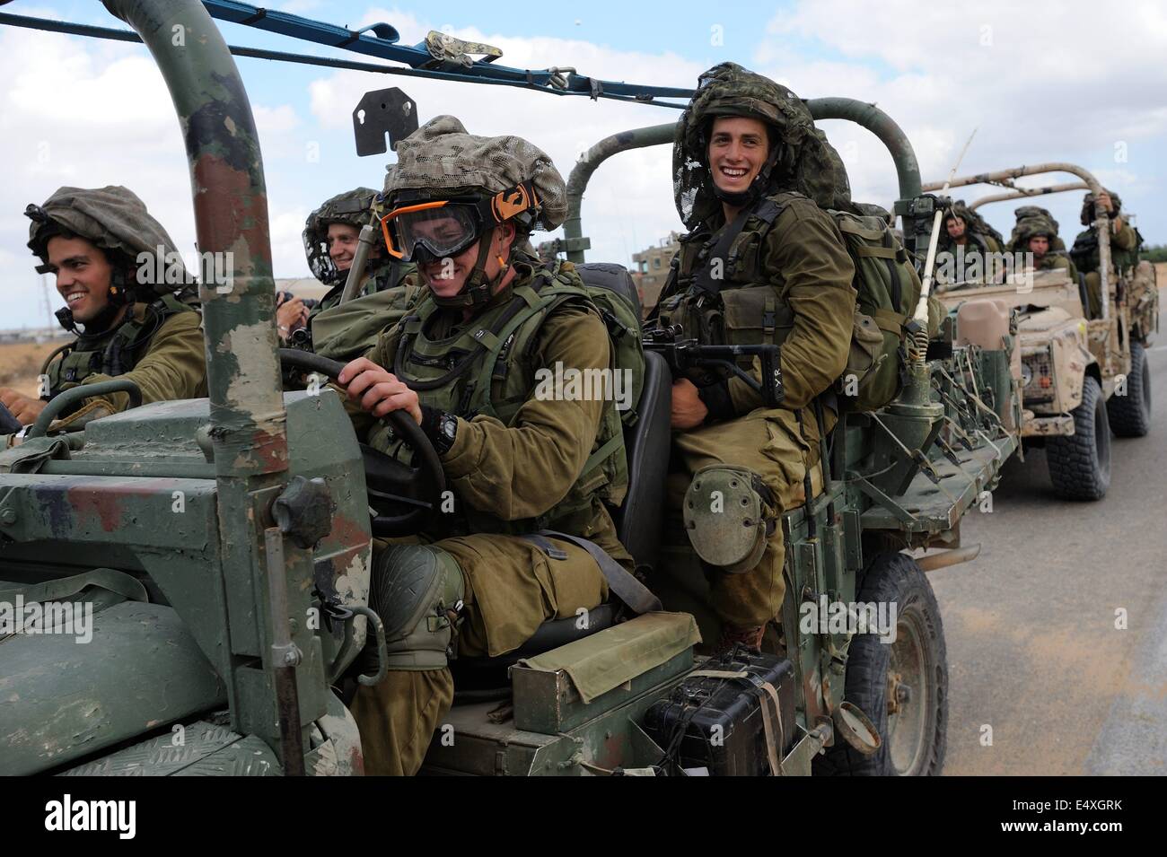 Sufa, Israel. 17th July, 2014. Israeli soldiers and armoured vehicles ...