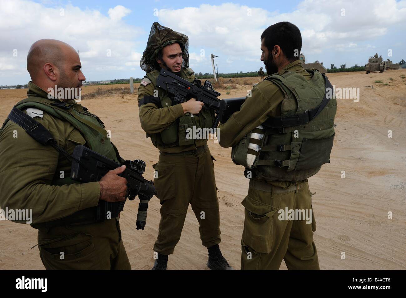 Sufa, Israel. 17th July, 2014. Israeli soldiers and armoured vehicles ...