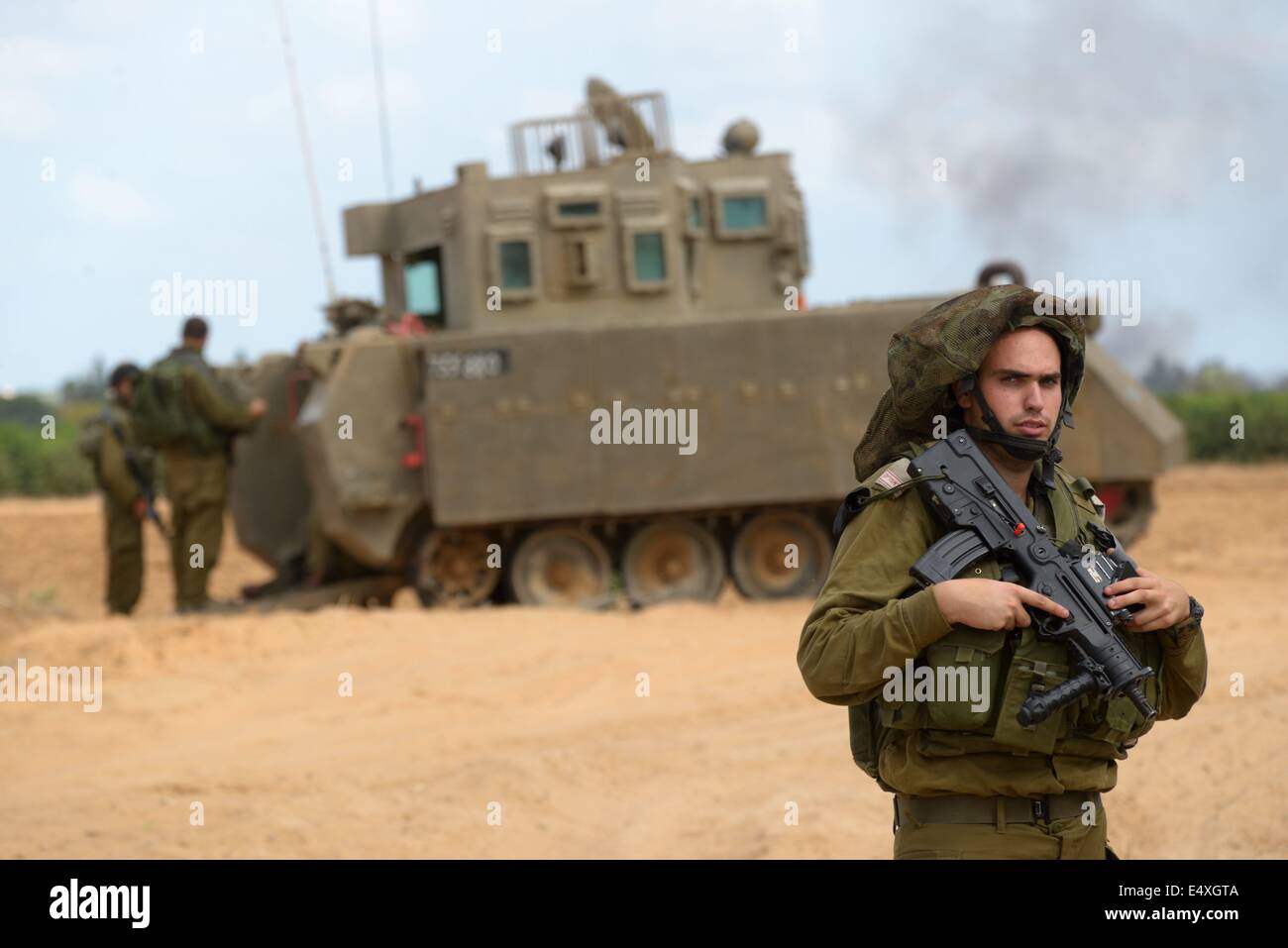 Sufa, Israel. 17th July, 2014. Israeli soldiers and armoured vehicles ...