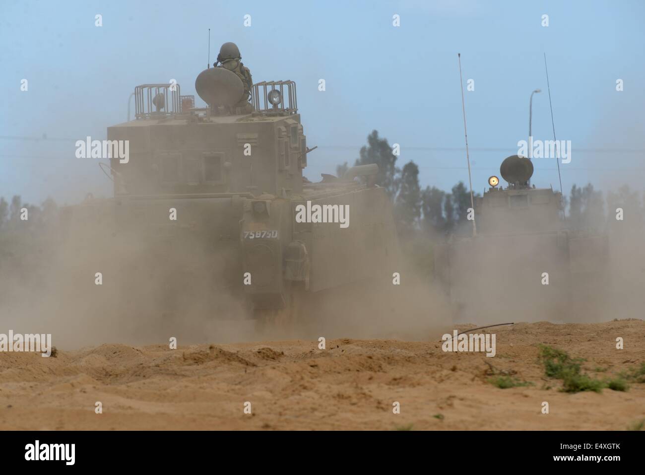 Sufa, Israel. 17th July, 2014. Israeli soldiers and armoured vehicles ...
