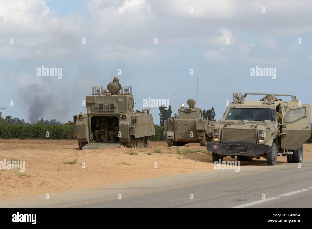 Sufa, Israel. 17th July, 2014. Israeli soldiers and armoured vehicles ...