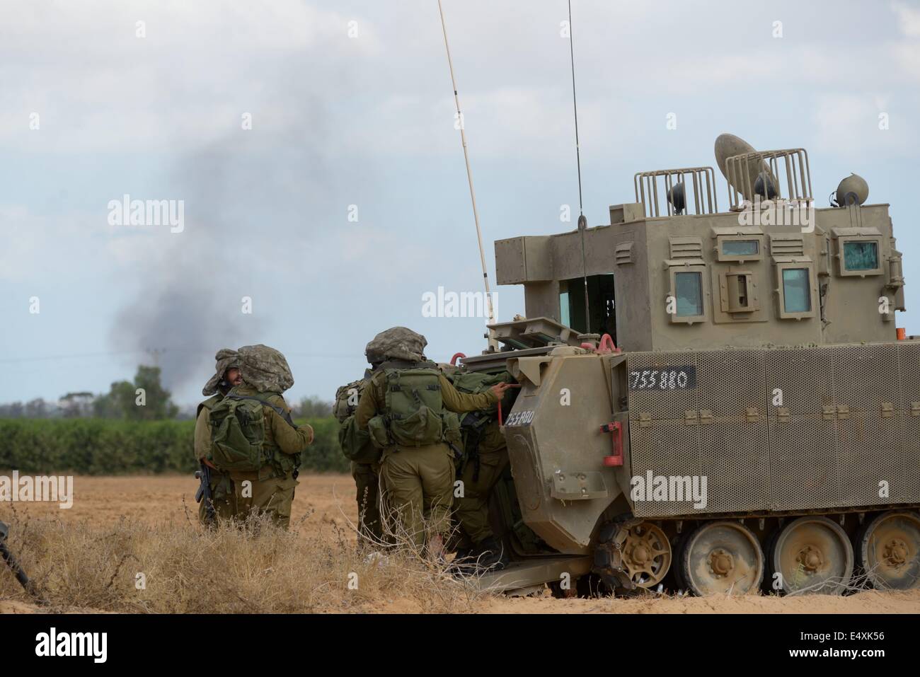 Sufa, Israel. 17th July, 2014. Israeli soldiers and armoured vehicles ...