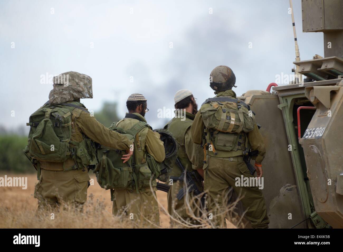 Sufa, Israel. 17th July, 2014. Israeli soldiers and armoured vehicles ...