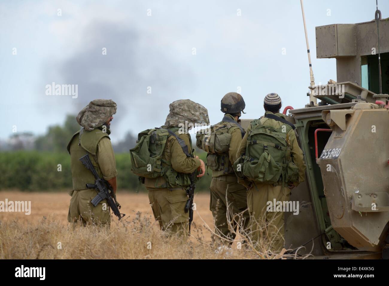 Sufa, Israel. 17th July, 2014. Israeli soldiers and armoured vehicles ...