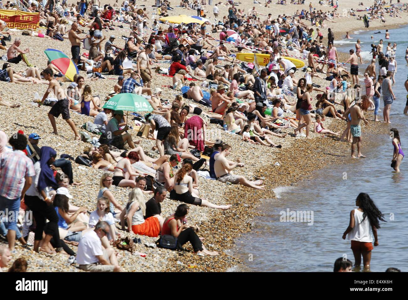 Packed brighton beach hi-res stock photography and images - Alamy