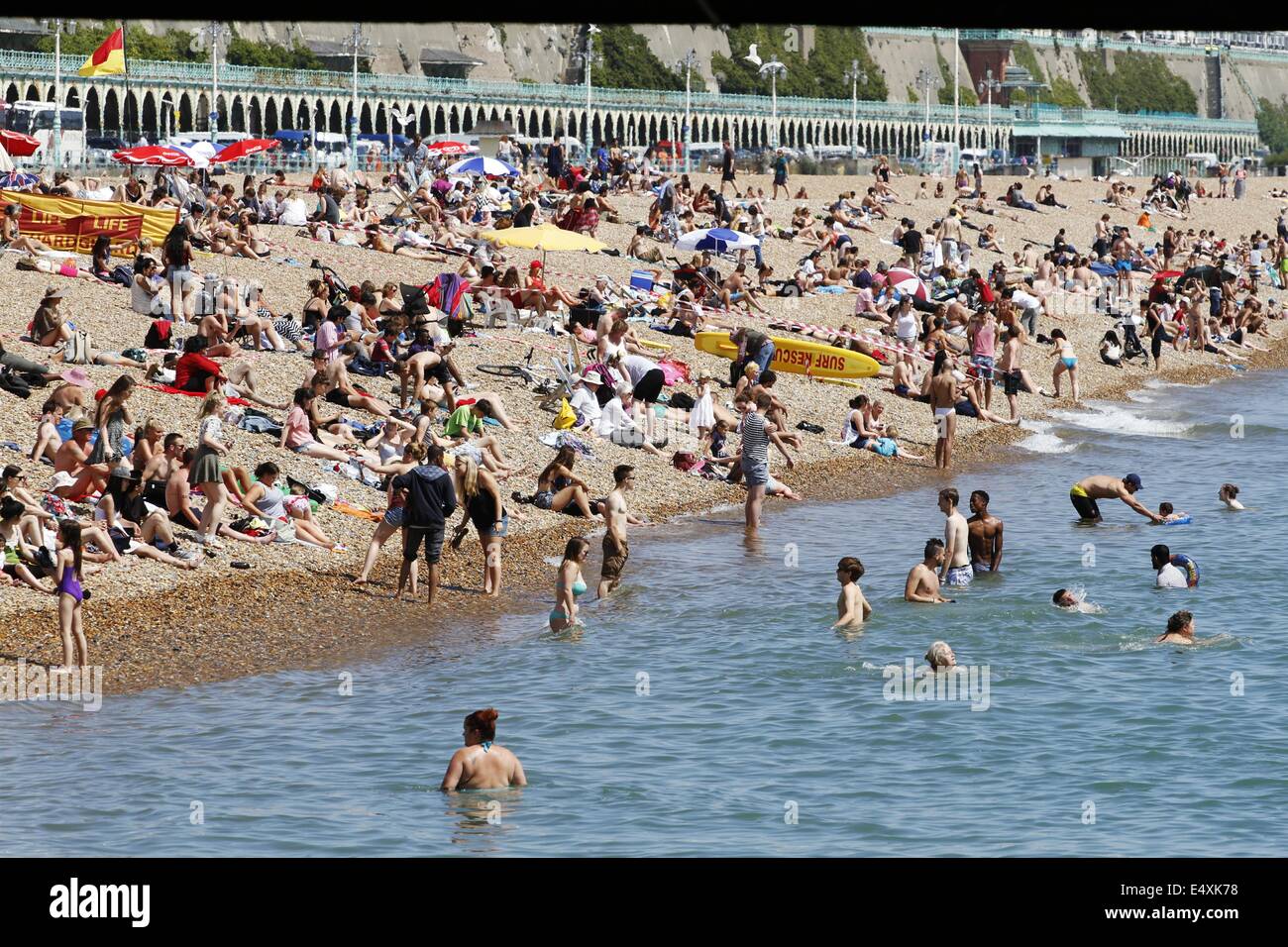 Packed brighton beach hi-res stock photography and images - Alamy