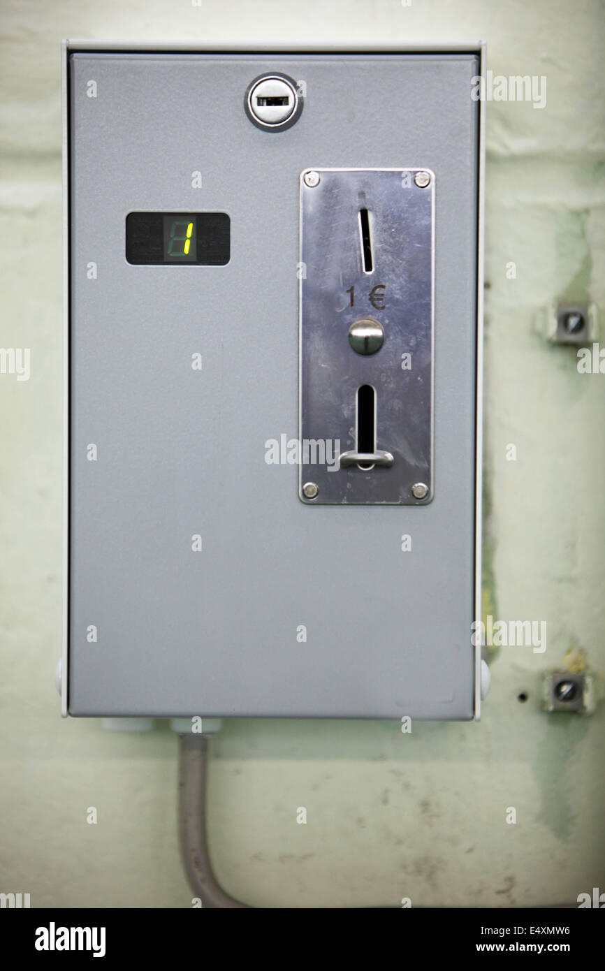 Coin operated slot machine Stock Photo - Alamy