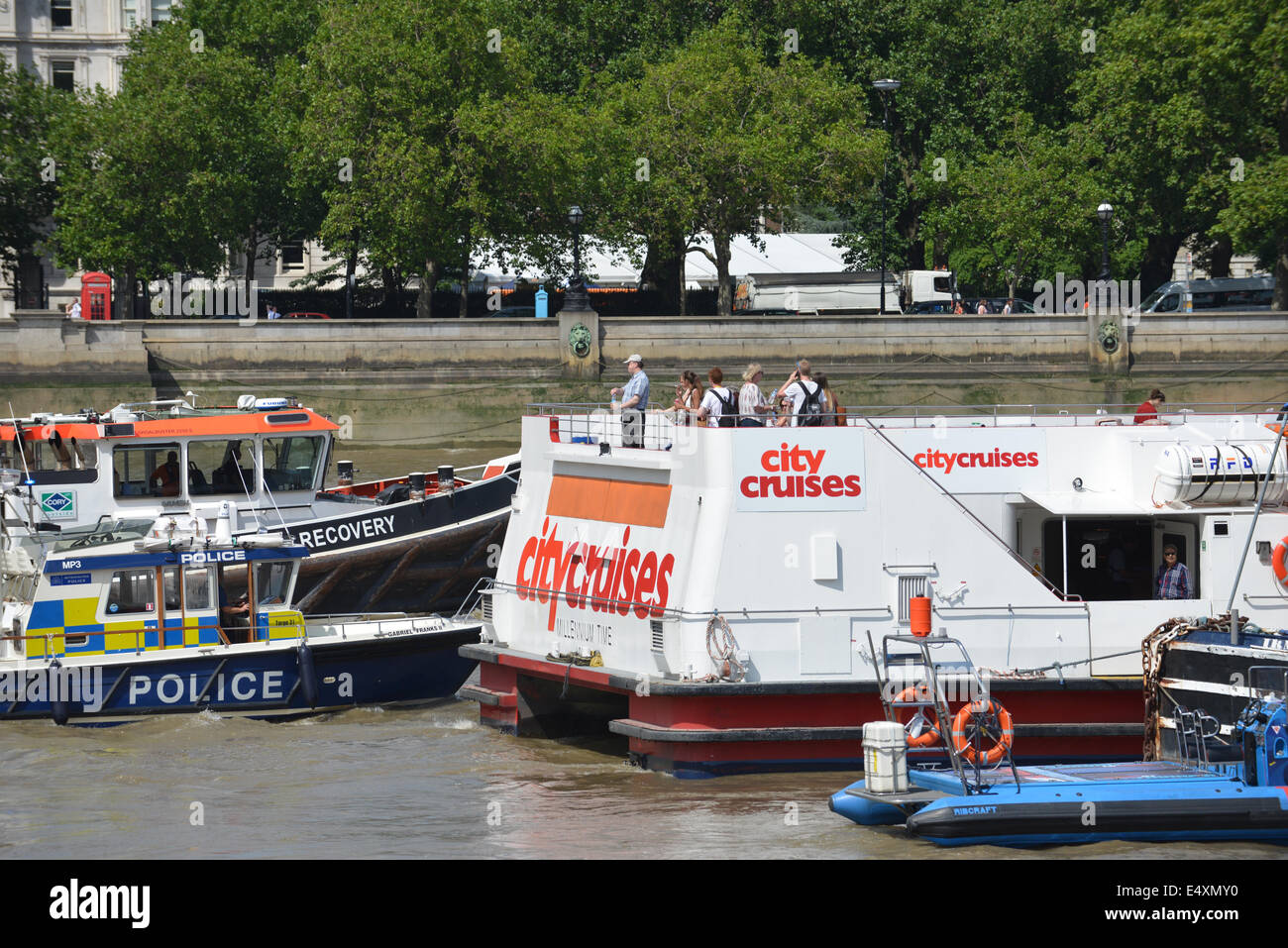 Tour boats waterloo bridge river hi-res stock photography and images ...