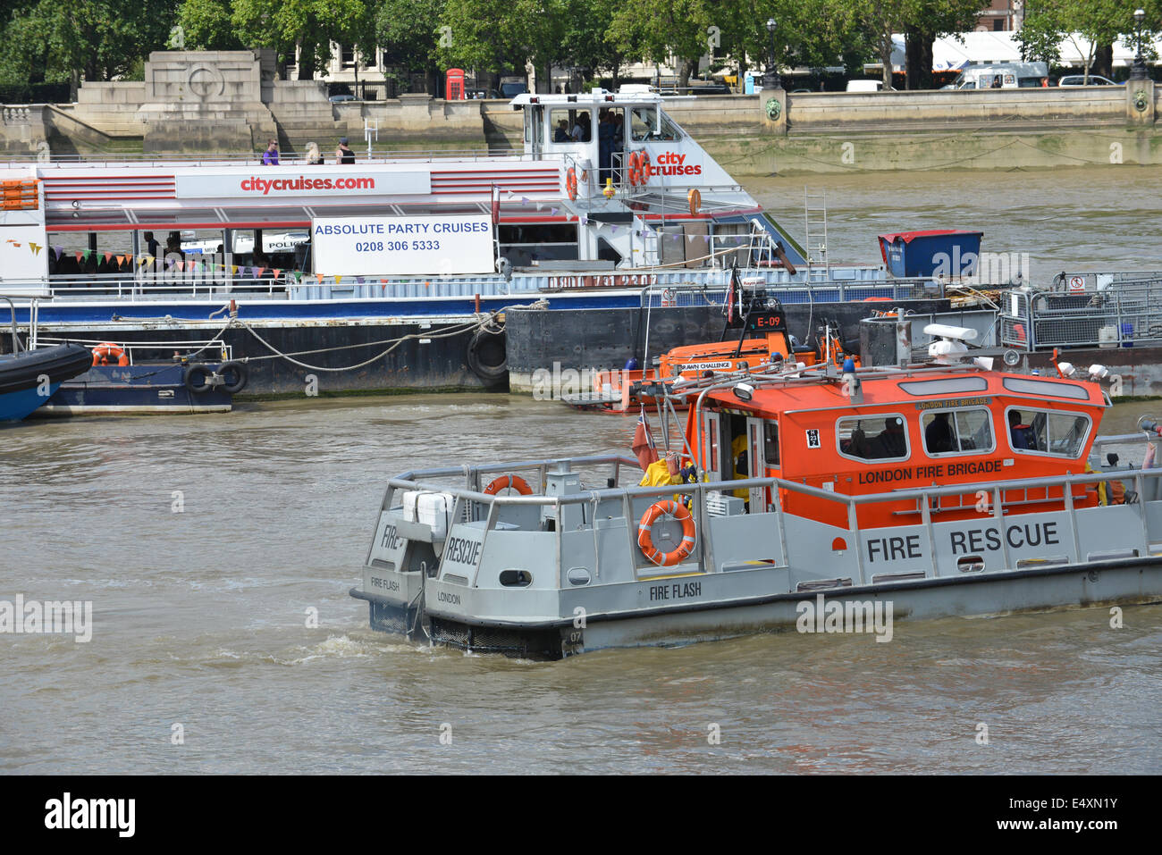 Tour boats waterloo bridge river hi-res stock photography and images ...