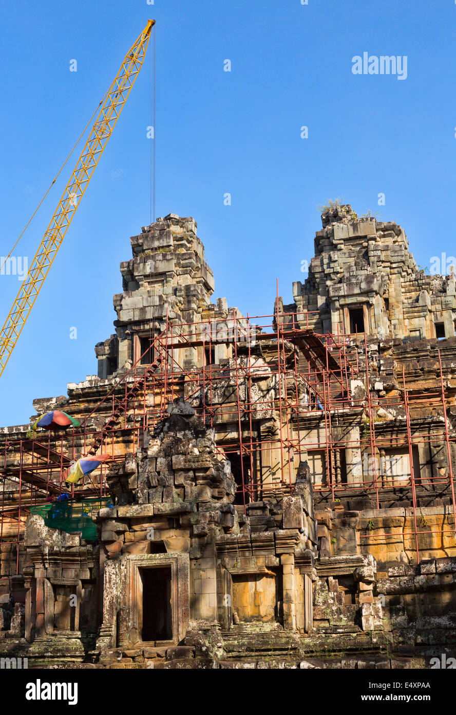 Tower crane in the temple of Angkor Wat Stock Photo - Alamy