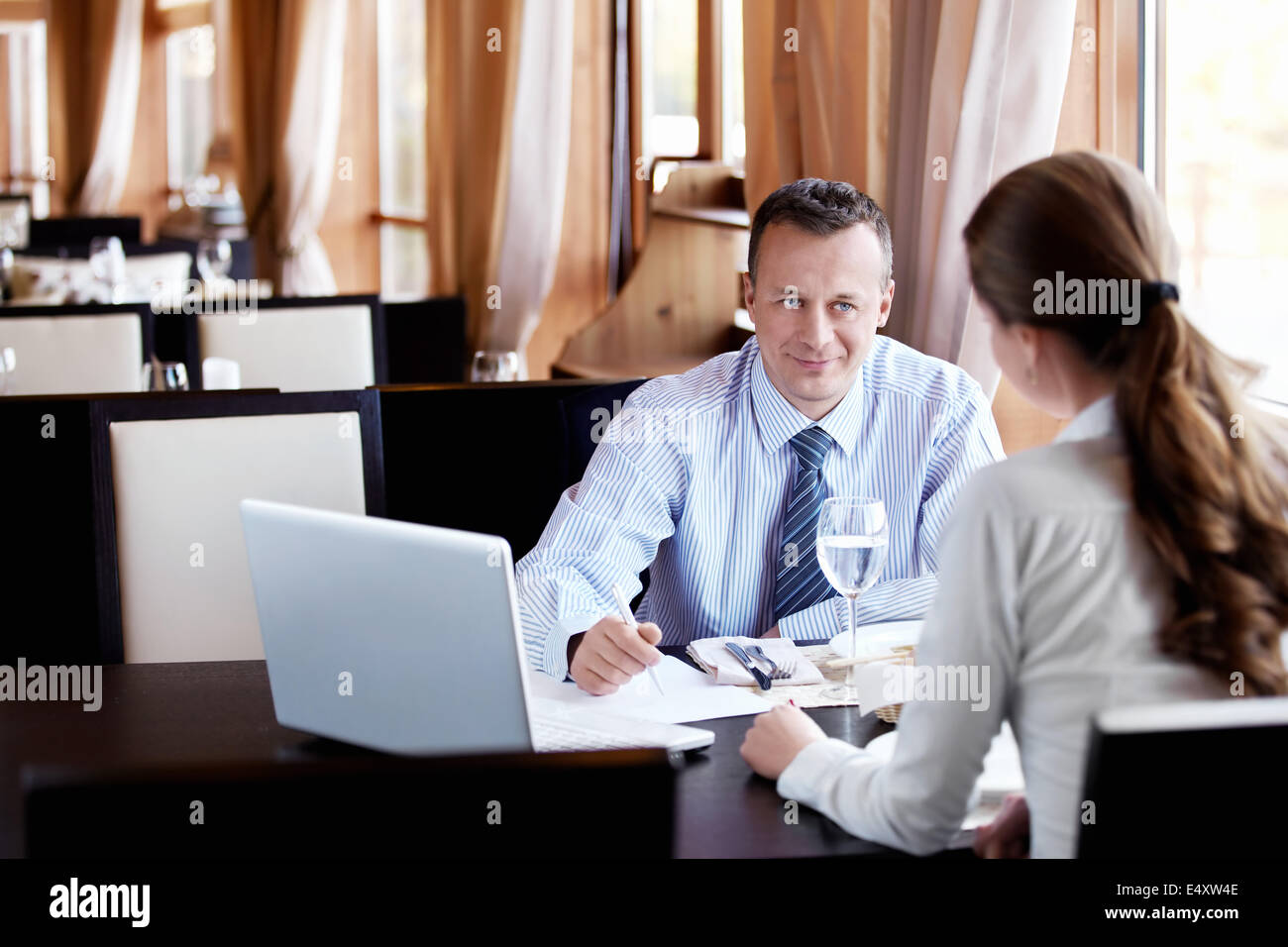 Negotiation table hi-res stock photography and images - Alamy