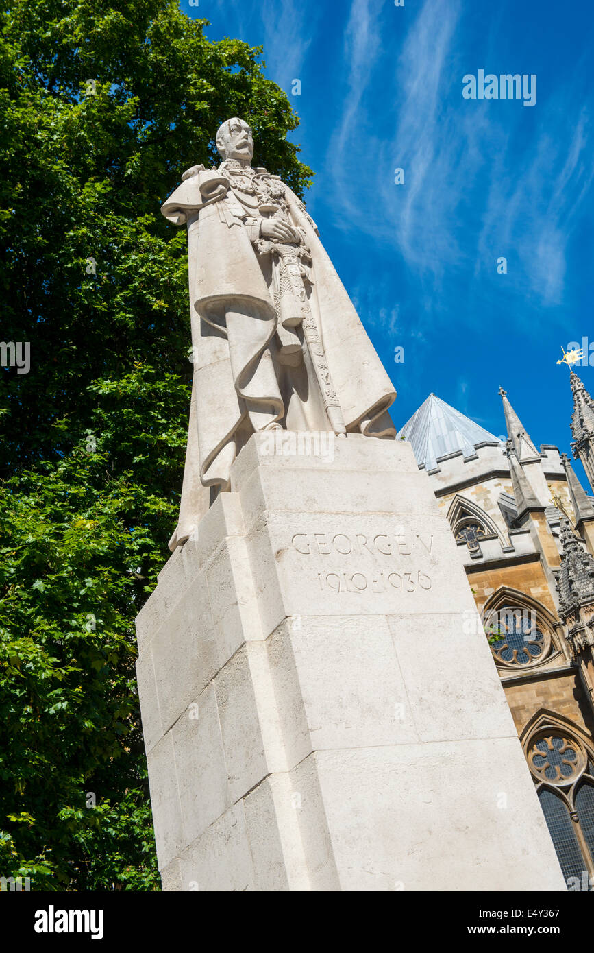 Statue of George V in London England UK Stock Photo - Alamy