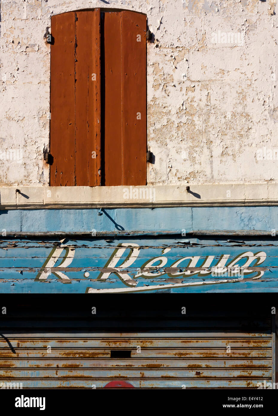 Closed shop shutters hi-res stock photography and images - Alamy