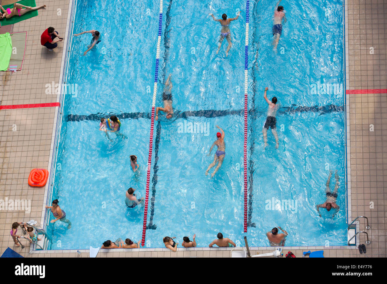 United Kingdom, London : Swimmers enjoy the sunshine at an outdoor pool ...
