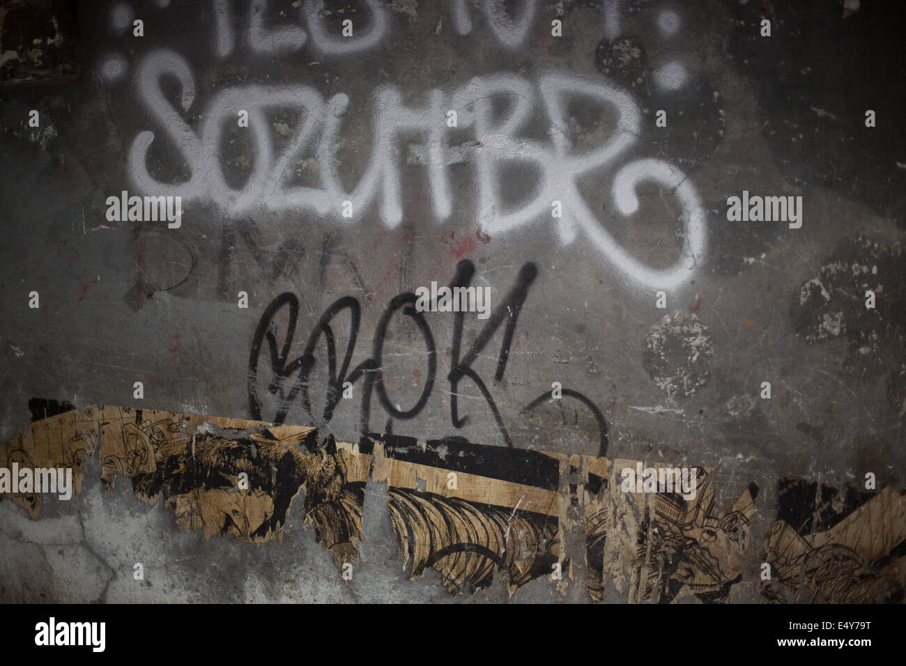 Dark texture wall graffiti hi-res stock photography and images - Alamy