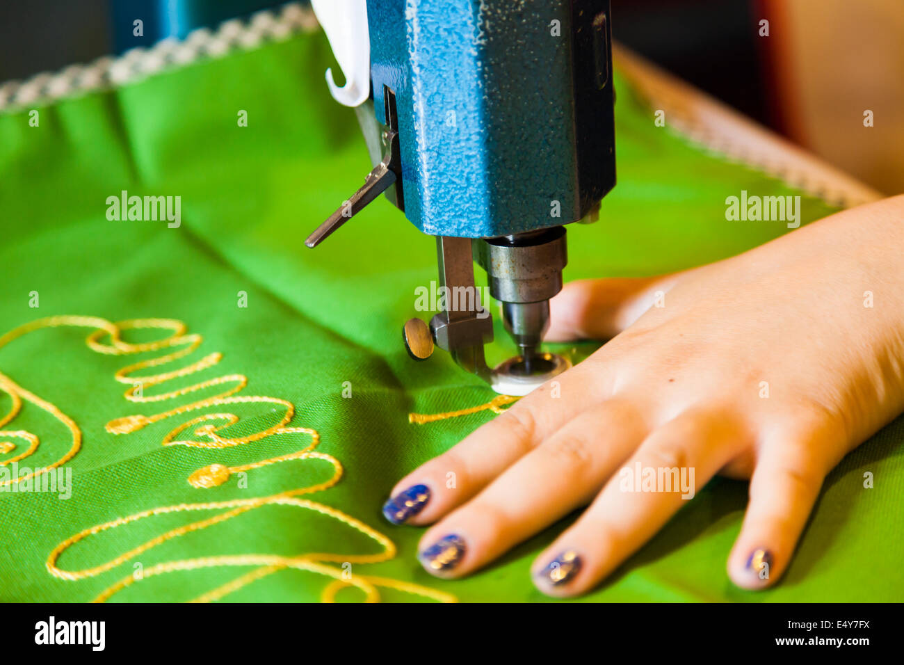 Old lady sewing machine hi-res stock photography and images - Alamy
