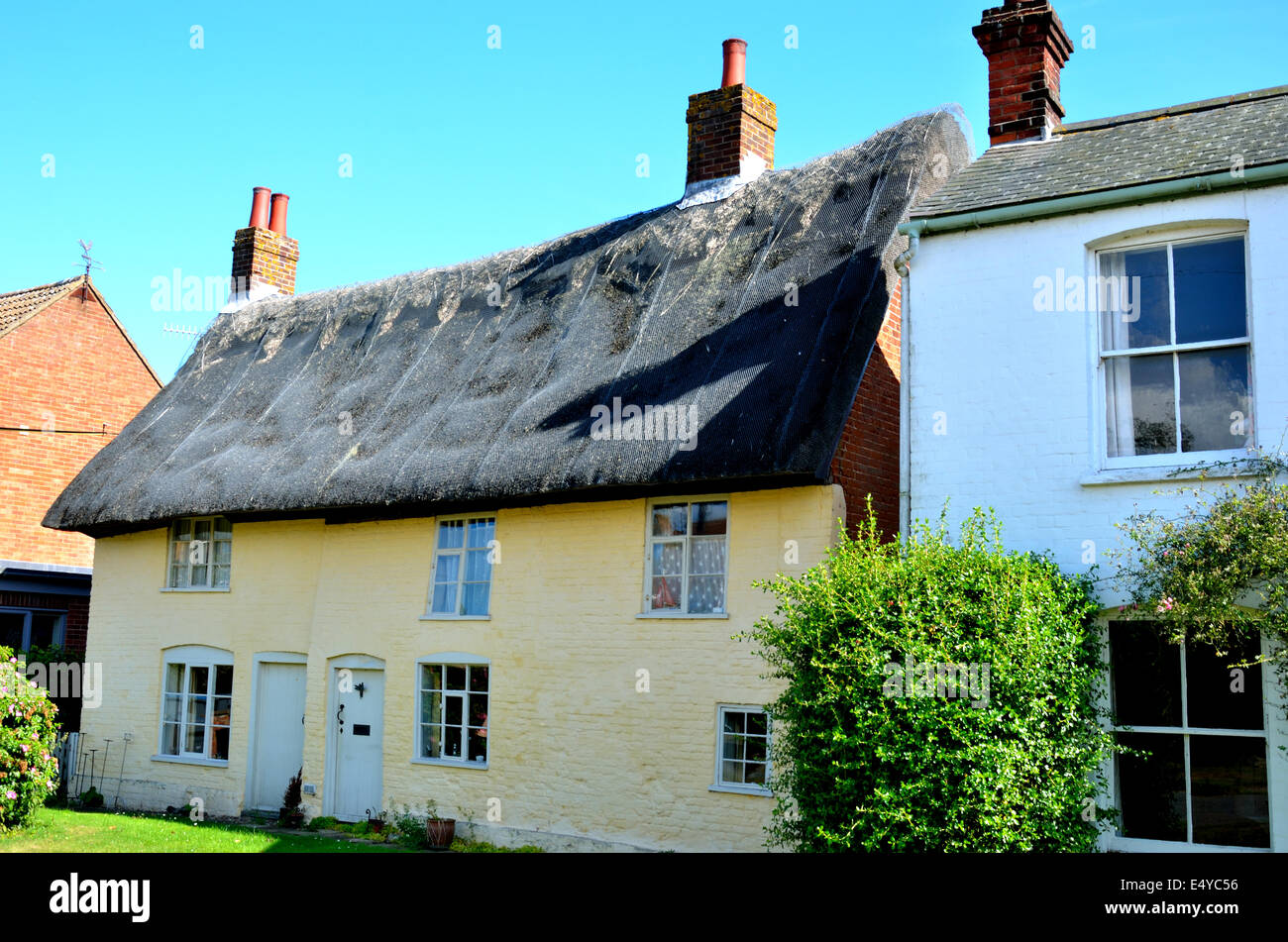 yellow english cottage Stock Photo - Alamy