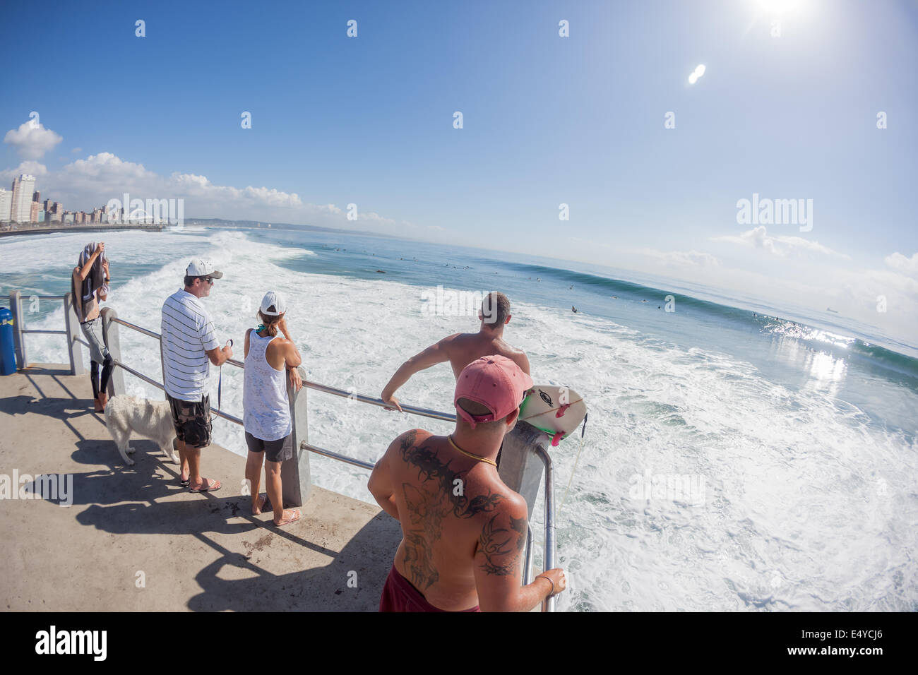 Surfing spectators hi-res stock photography and images - Alamy
