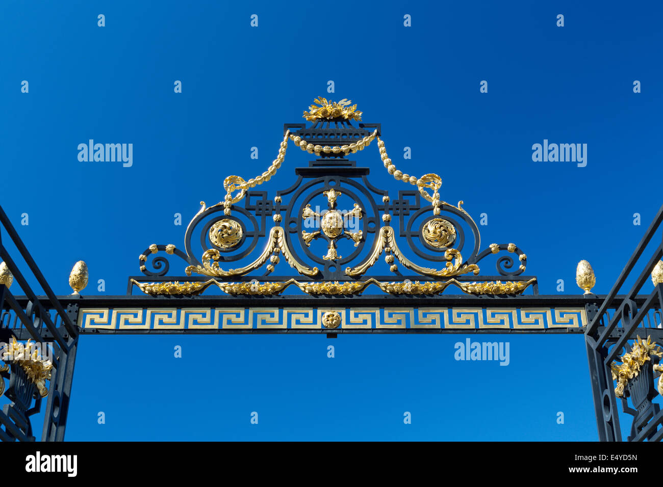 Iron gate detail close hi-res stock photography and images - Alamy