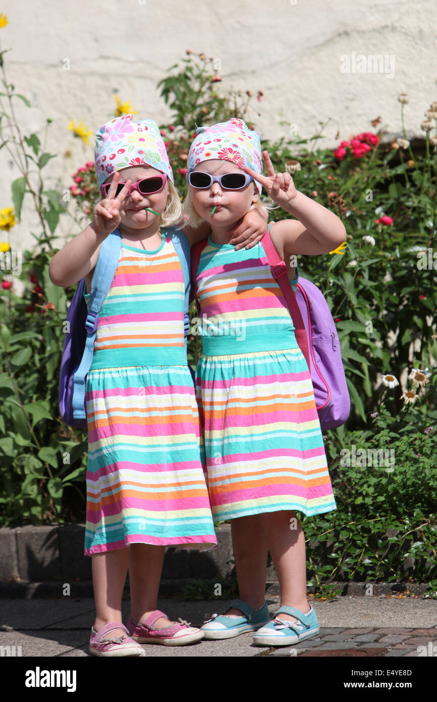 Victory v signs victory signs hi-res stock photography and images - Alamy