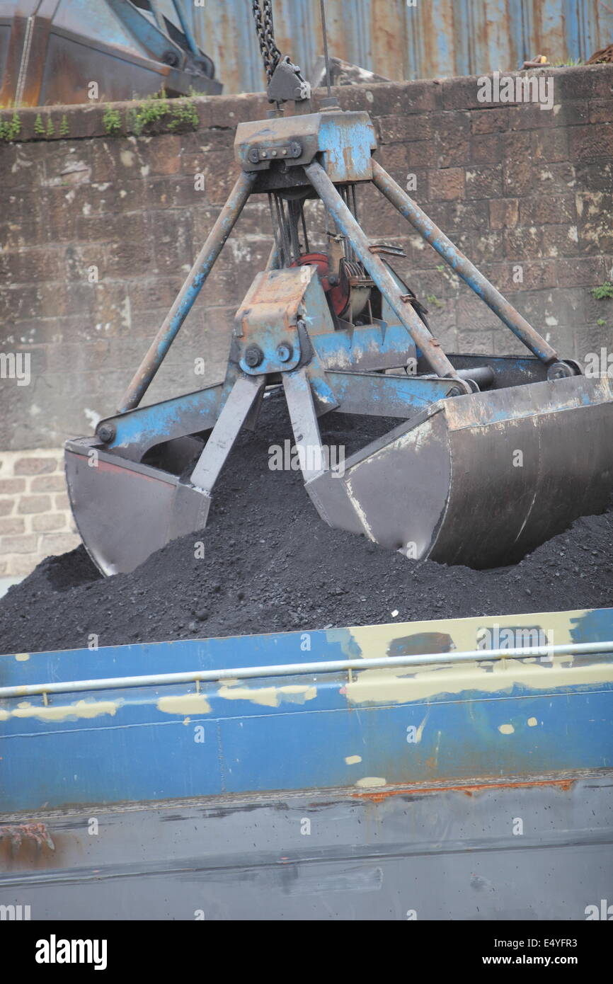 Mechanical bucket picking up a load Stock Photo - Alamy
